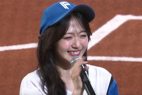 おなかチラリ＆ミニスカ姿の人気モデルが華麗な一投 2日続けて北海道に現れた"美女"にファン虜 | Full-Count - (2)