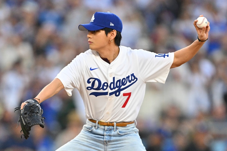 BTSのVがド軍戦で始球式 世界的スターに球場大歓声…山本由伸にストライク投球＆ハグ | Full-Count