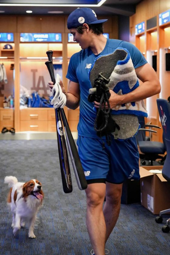 大谷翔平、デコピン"最新ショット"を大公開 本拠地で大はしゃぎ、躍動感溢れる走り披露 | Full-Count - (2)